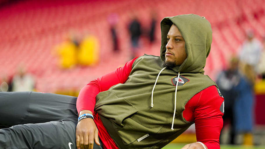 Patrick Mahomes shares joyous Christmas photo in leg brace after ACL ...