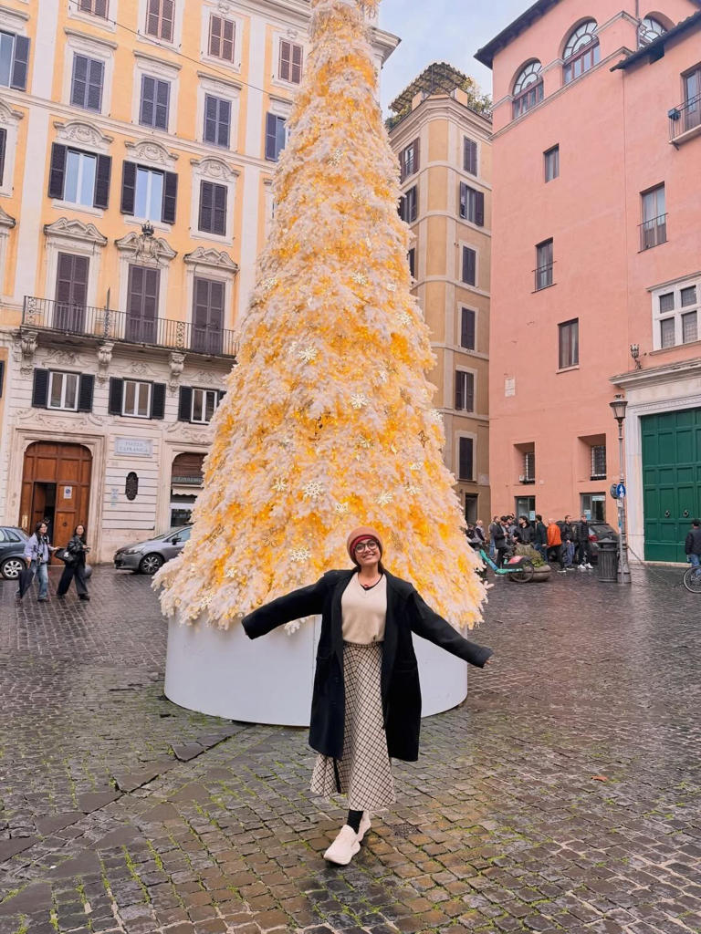 Rashmika, Vijay Deverakonda wear similar hoodies as they jet off for ...