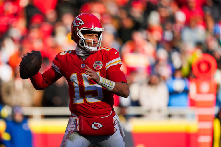 Patrick Mahomes takes in Chiefs’ Christmas game from suite as he ...