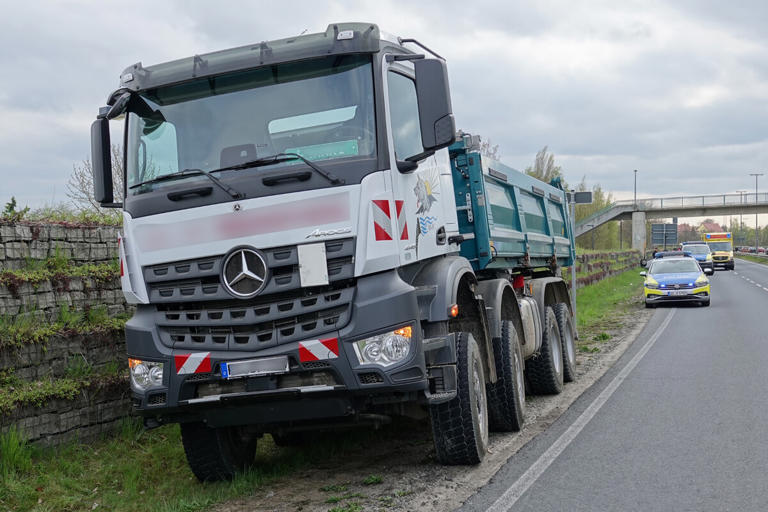 Crash in Klotzsche: Laster drängt Auto von der Straße