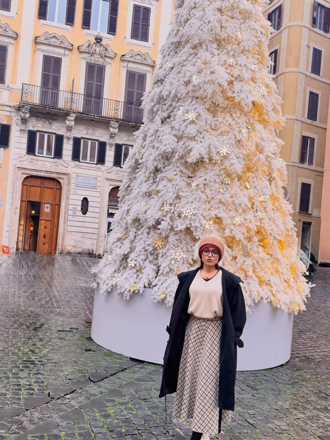 Rashmika, Vijay Deverakonda wear similar hoodies as they jet off for ...