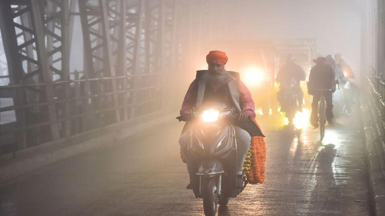 IMD issues red alert for 'very dense' fog in several Uttar Pradesh ...