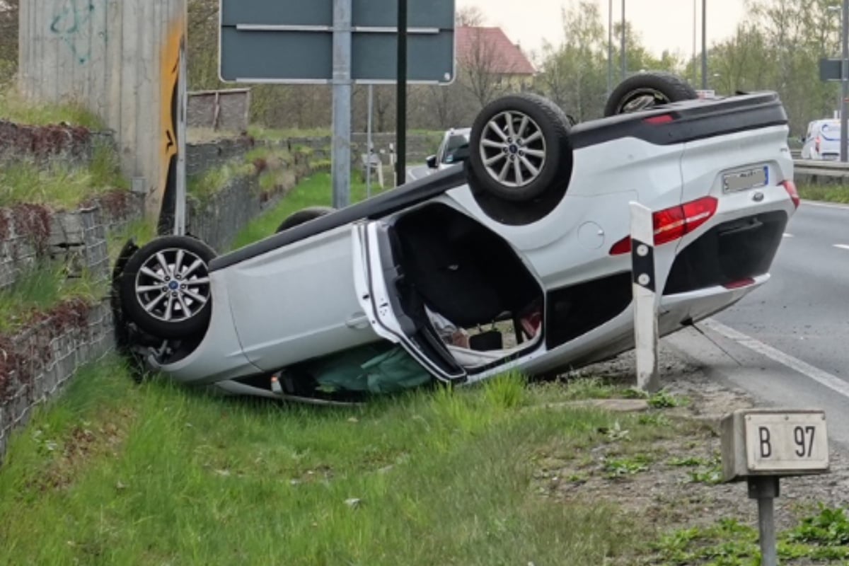 Crash in Klotzsche: Laster drängt Auto von der Straße