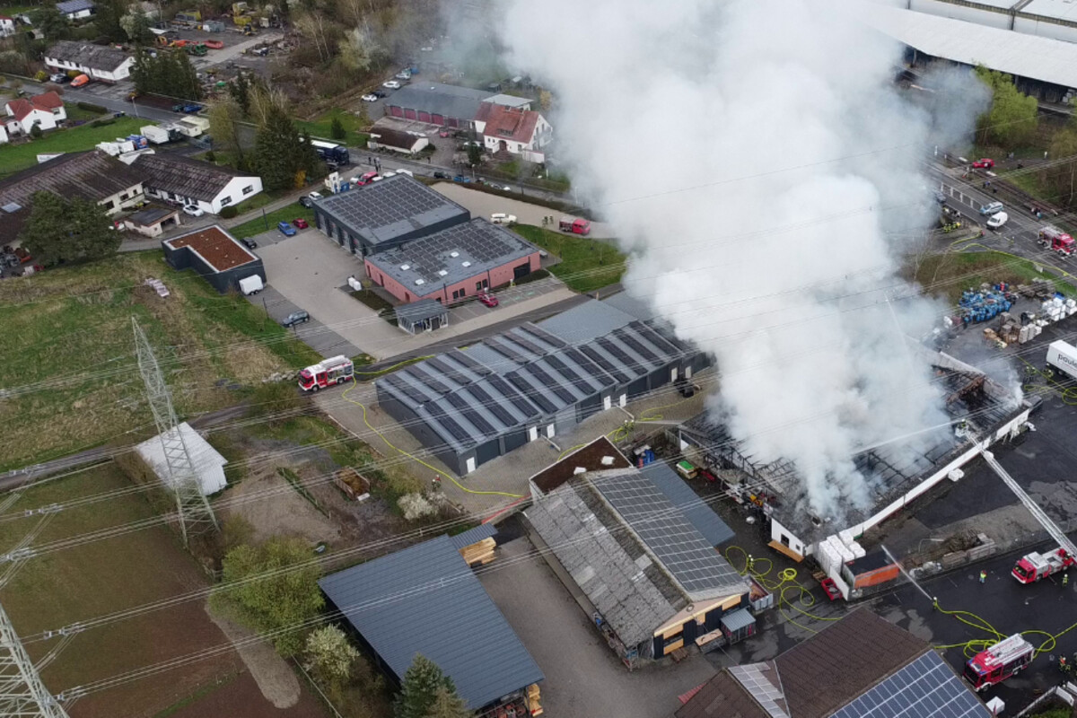 Großeinsatz in Nordhessen: Flammen-Inferno zerstört Futtermittel ...
