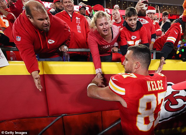 Chiefs lose final home game of season as Kelce bids fans farewell in ...
