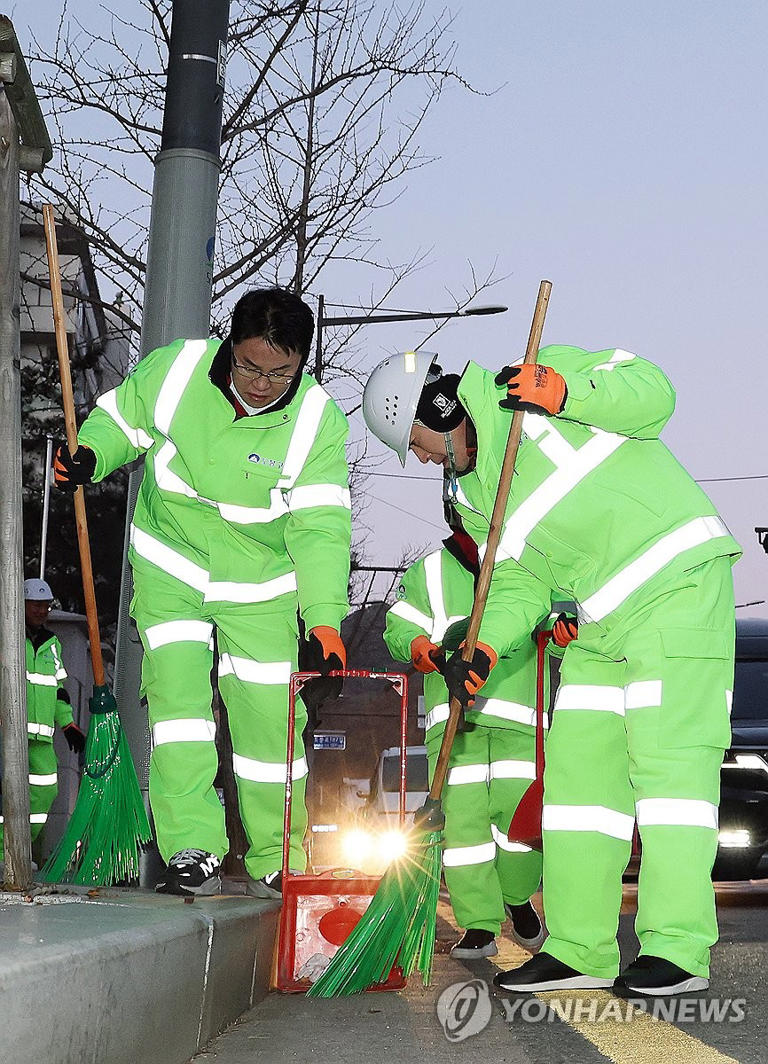 Opposition leader sweeps street