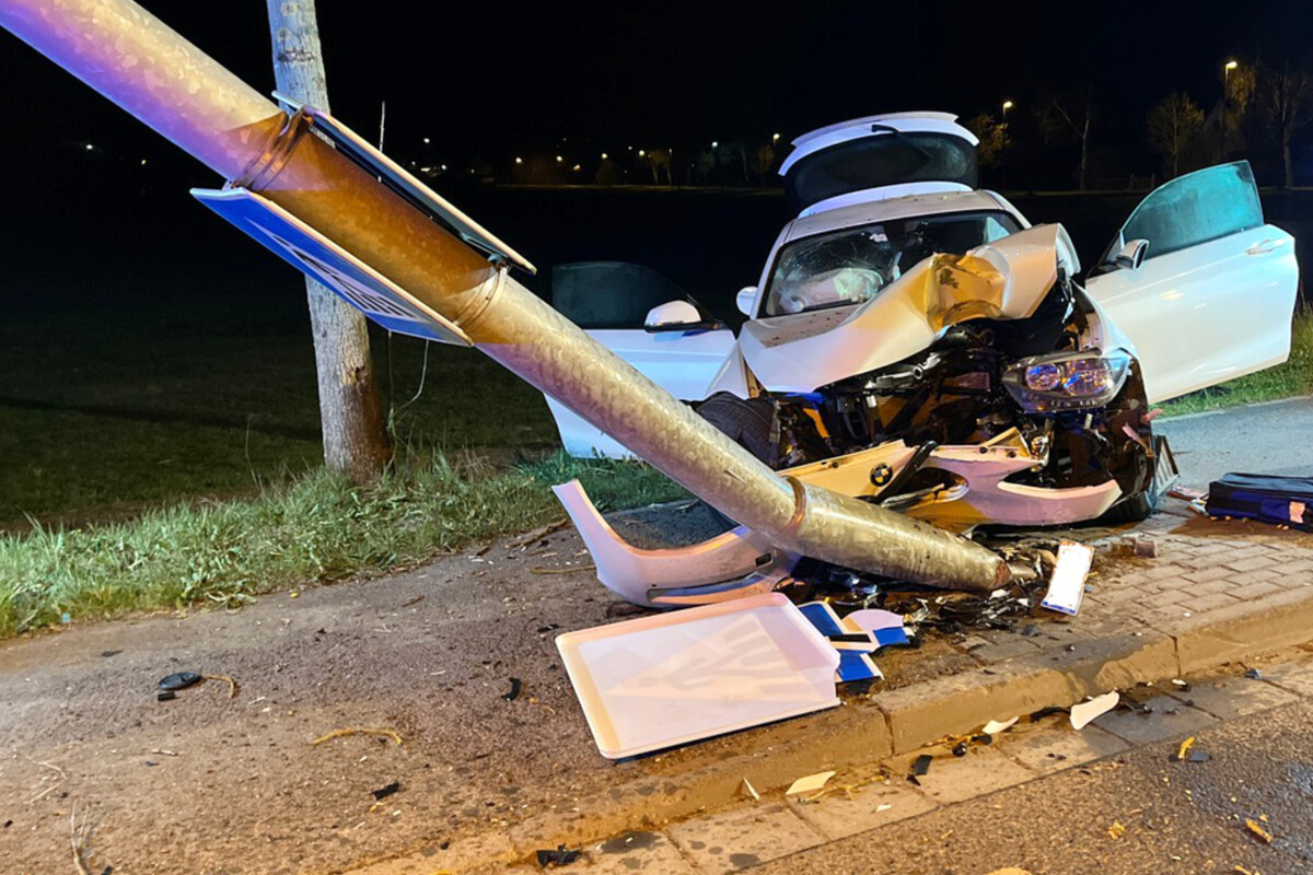 18-Jährige kracht mit BMW gegen Metallpfosten: Drei Insassen teils ...