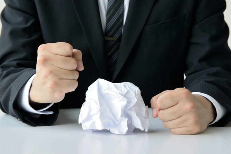 【難解英熟語クイズ】"Put up with" ってどういう意味? 直訳からは想像もつかない!