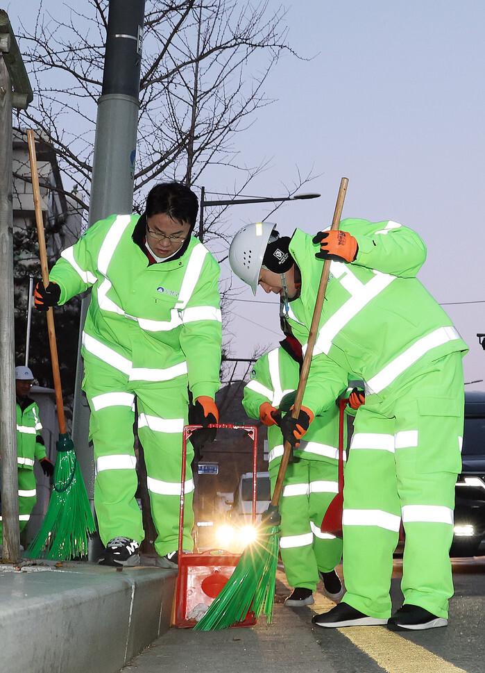 Opposition leader sweeps street