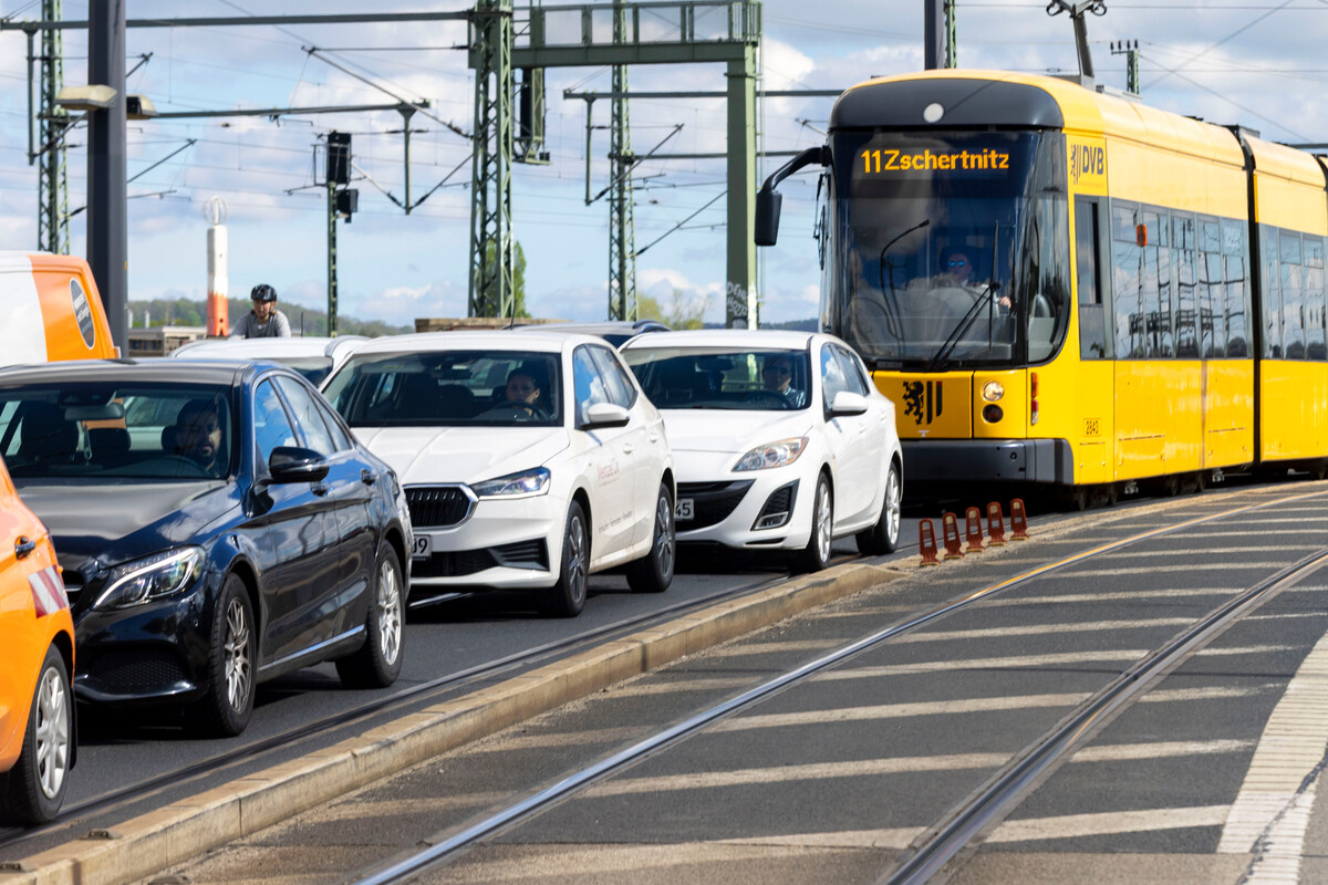 Damit Bahnen nicht im Stau stehen: Rathaus will Autospur auf der ...