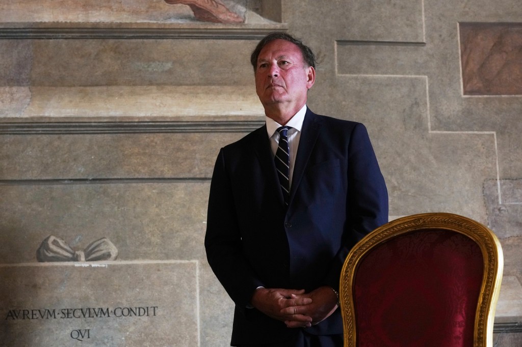 Justice Alito rips 'unwise' Supreme Court colleagues for blocking Trump ...