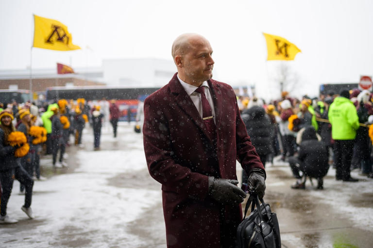 Former Bears QB Jim McMahon visits P.J. Fleck at Gophers’ Rate Bowl ...