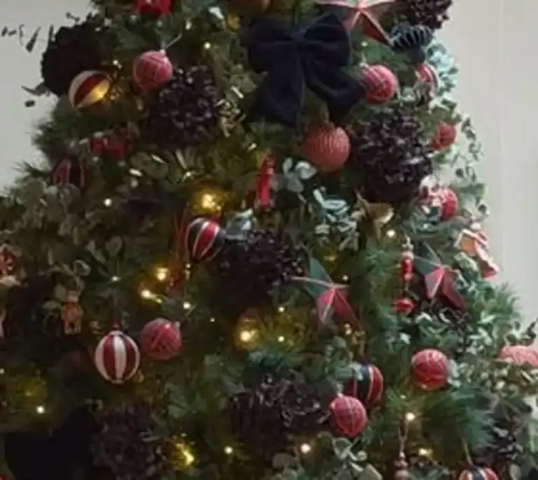 El árbol de Navidad de María Pombo: figura de Papá Noel, estrellas y ...