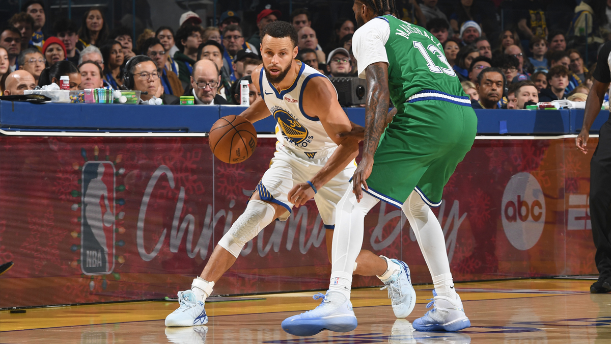 Steph Curry rocks Klay Thompson's shoes during Christmas Day game vs ...