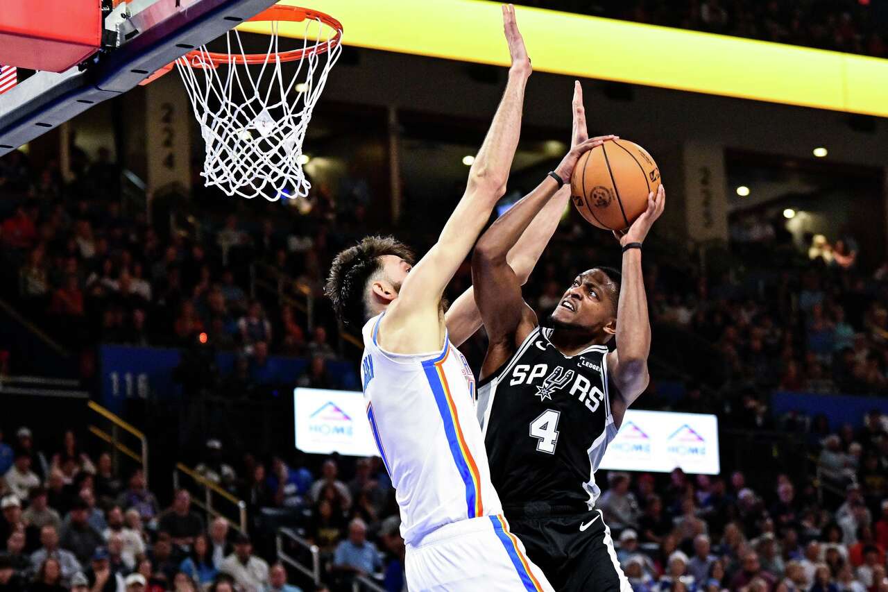 De'Aaron Fox's fast start sparks Spurs to another win over Thunder