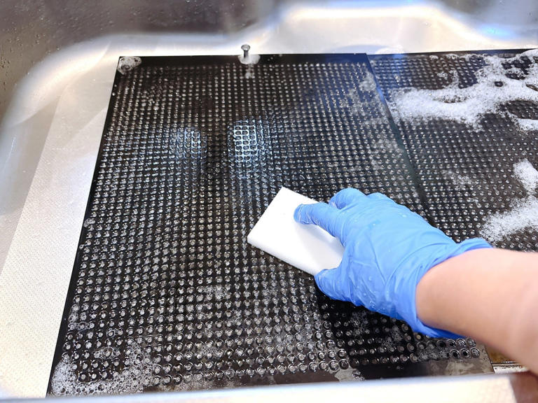 強い洗剤は使わない!「レンジフードフィルター」のギトギト油汚れをラクに落とす掃除テク