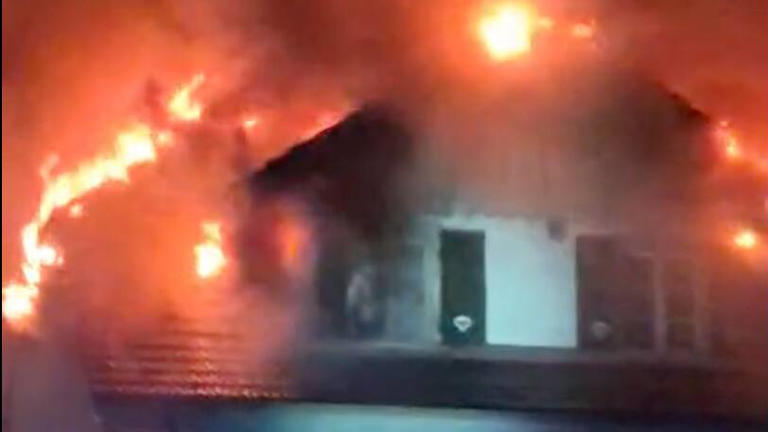 «Mann harrte in Qualm aus»: Haus steht in Sarmenstorf AG in Flammen