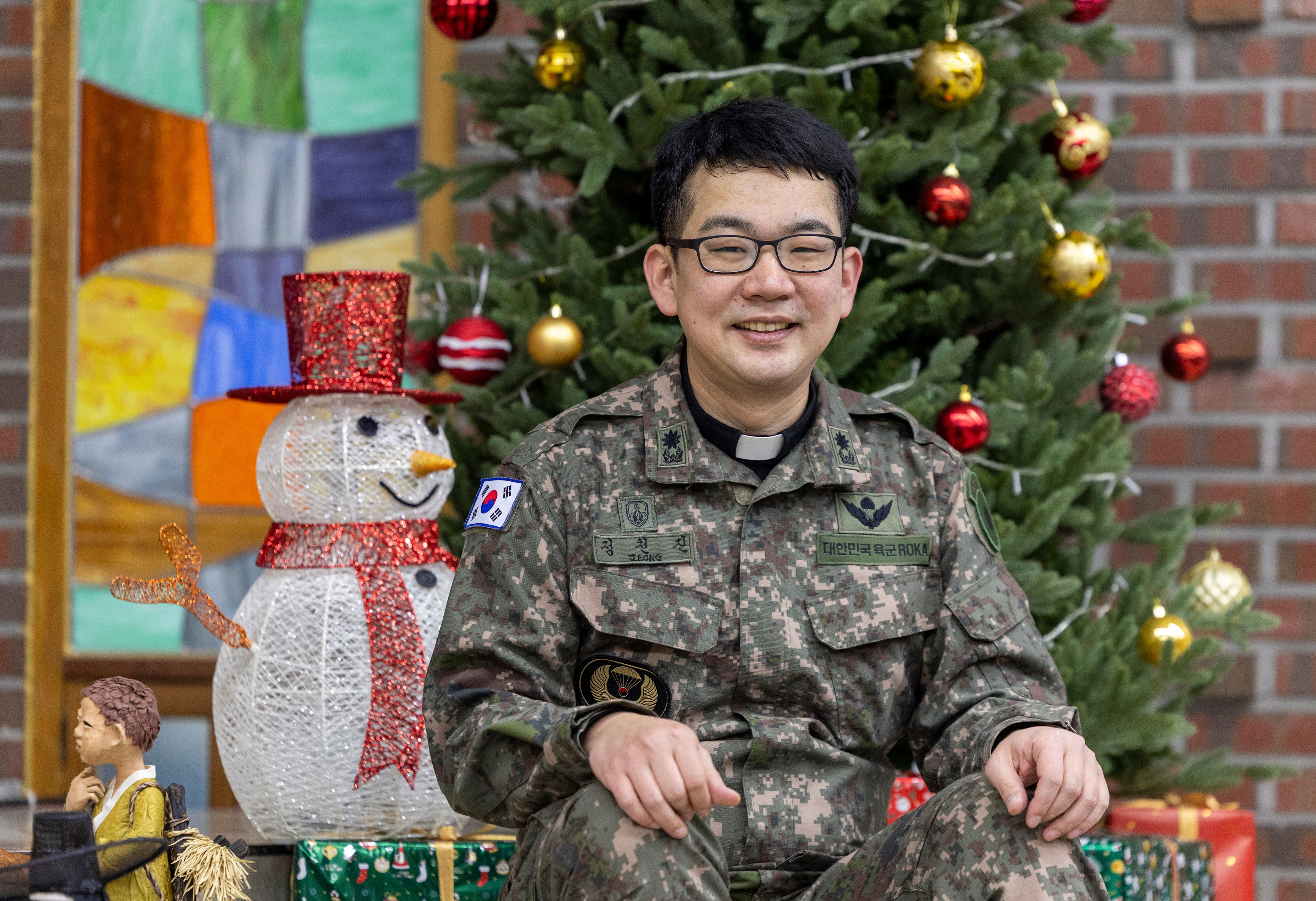 Military chaplain donates half salary to injured troops