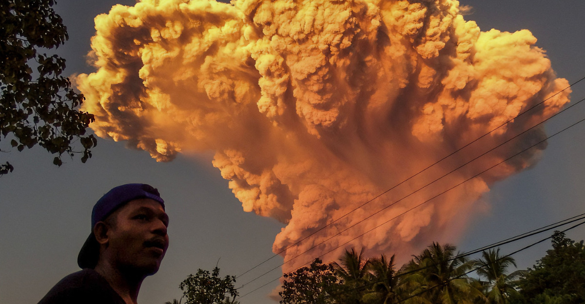 'Ring of fire' strikes back—Indonesian volcano detonates 20,000 feet ...