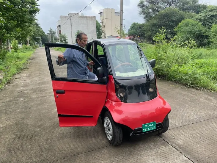 Ô tô điện mini giá chỉ ngang Honda SH Mode, chiếm chỗ đỗ như xe máy