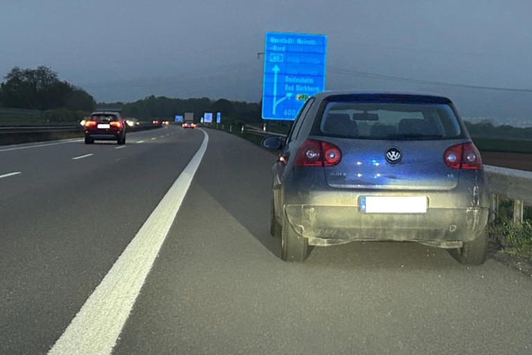 Mann parkt seinen VW auf der Autobahn, weil er etwas Wichtiges ...