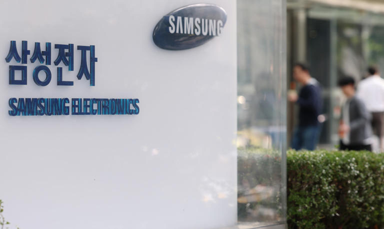 Samsung Electronics hits 117,000 won record high