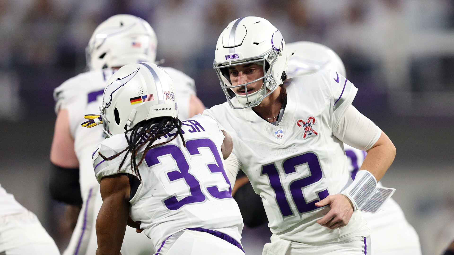 Vikings recover fumbled snap, take 7-0 lead