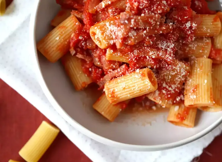 Massa alla amatriciana, a tradicional receita italiana, passo a passo