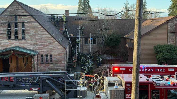 Crews battle fire at Oregon City church