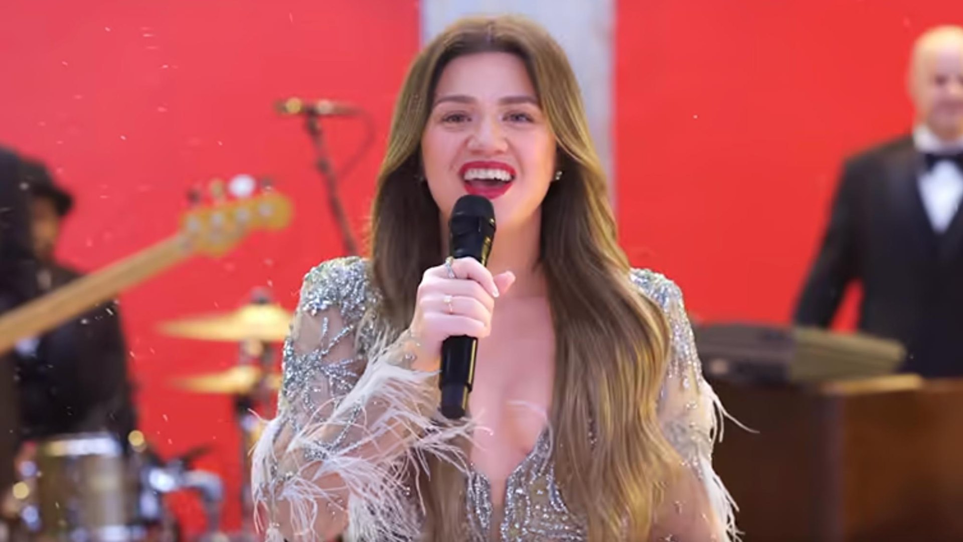 Kelly Clarkson kicks off NFL Christmas games with 'Underneath the Tree'