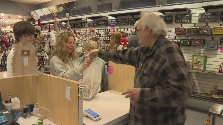 Last-minute shoppers scramble to buy gifts in West Michigan