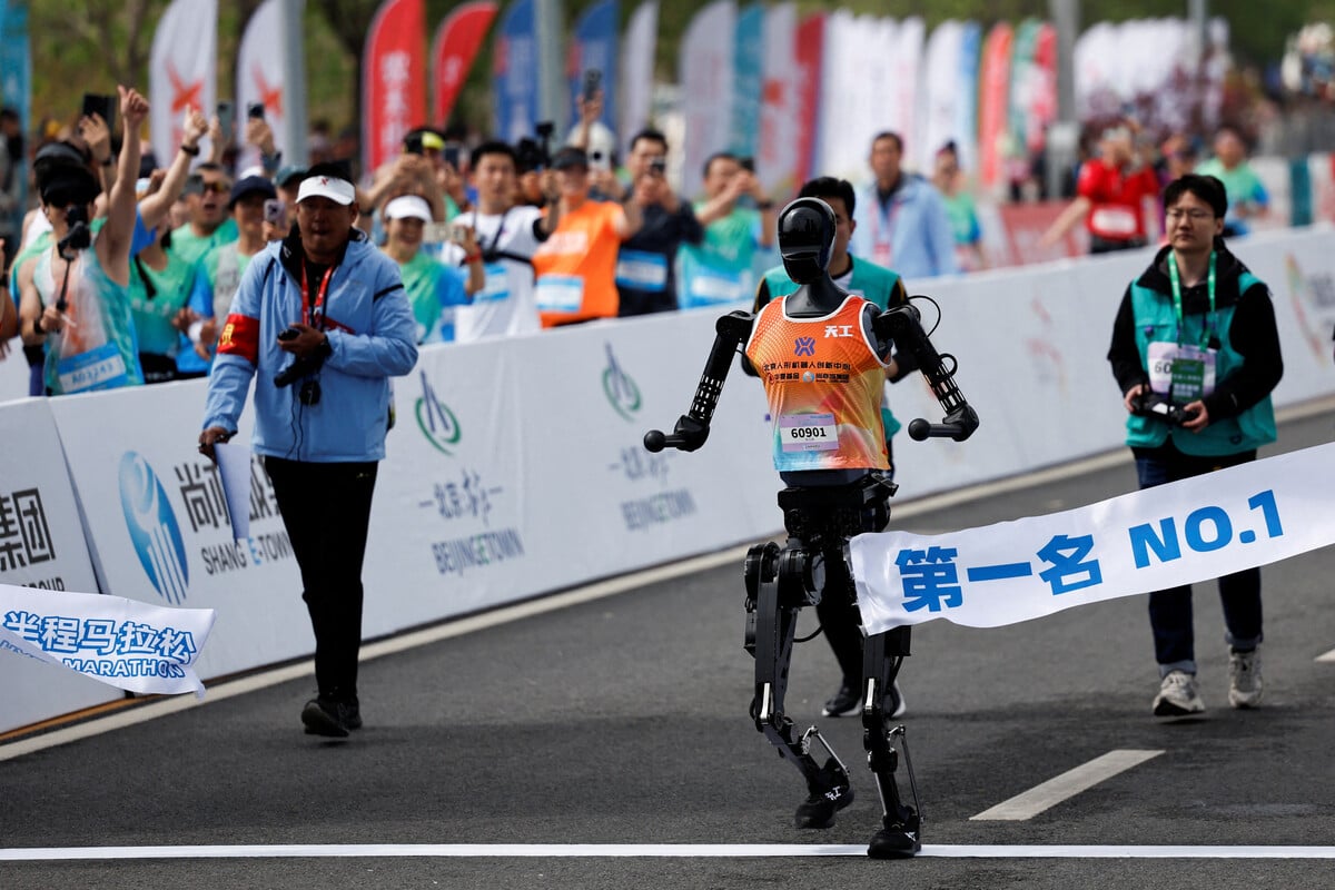 Robots and androids take on humans at Beijing half-marathon in world first!