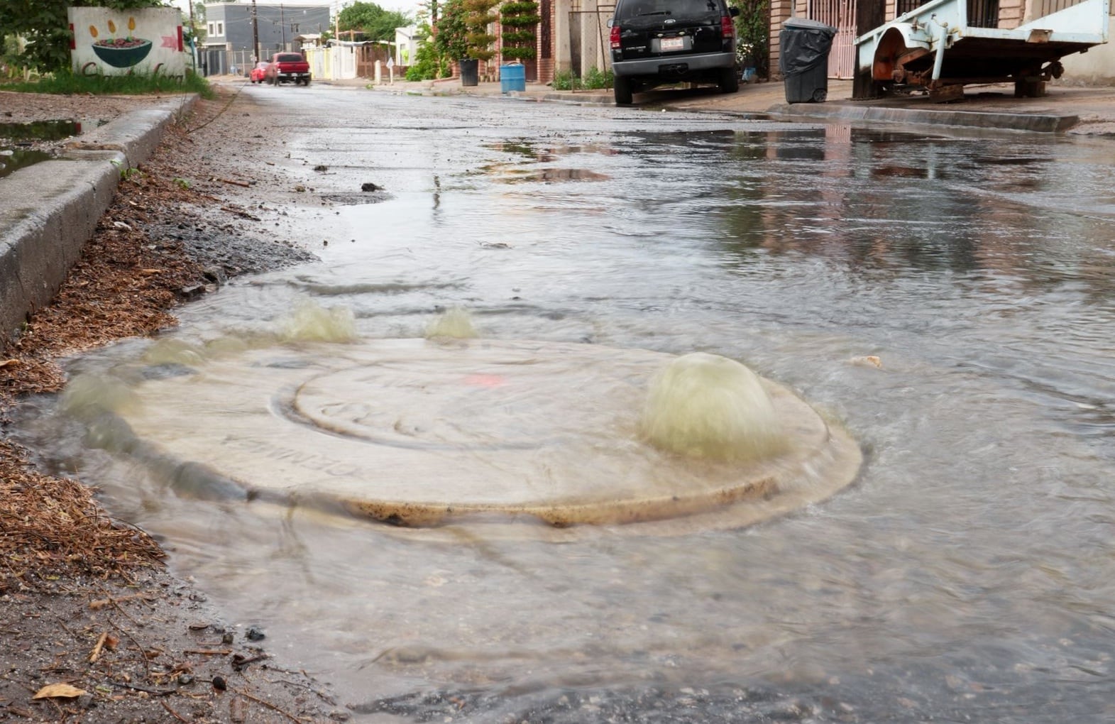 Drenaje colapsado mantiene en jaque a vecinos de la colonia Hidalgo