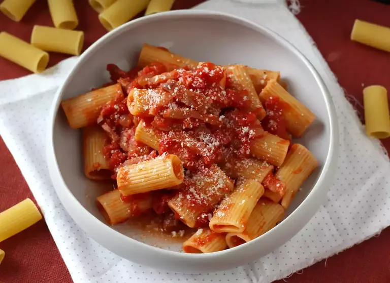 Massa alla amatriciana, a tradicional receita italiana, passo a passo