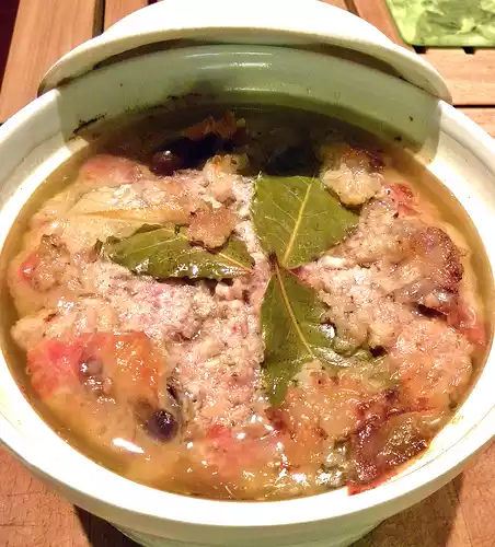 Terrina di coniglio al porto con composta di cipolle