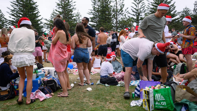 Backpackers brave the cold and flock to Coogee Beach for Christmas ...