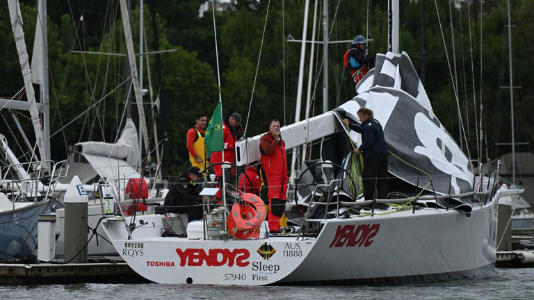 LawConnect leads Syd-Hob fleet, first boat out of race