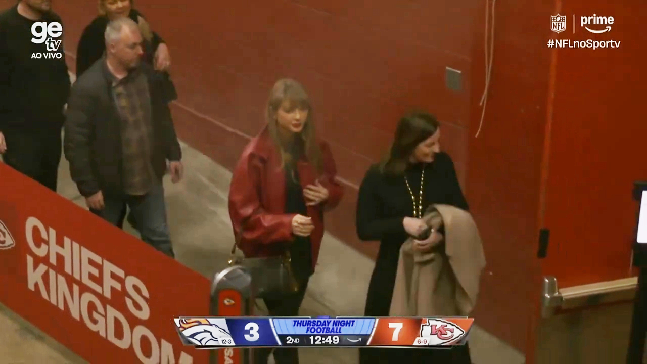 Taylor Swift wears festive red bomber jacket at Chiefs vs. Broncos game ...