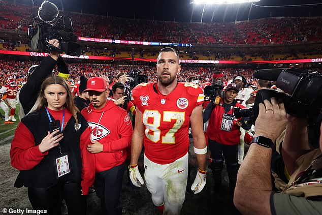 Chiefs lose final home game of season as Kelce bids fans farewell in ...