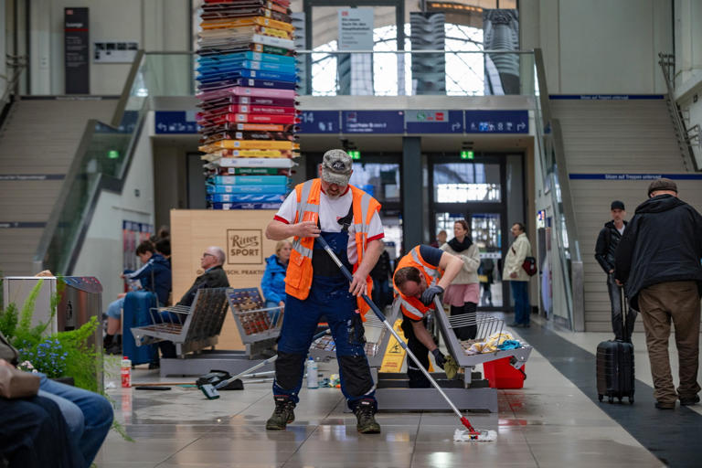 Zu viel Dreck im Bahnhof: Manager will Tauben die Pillen geben