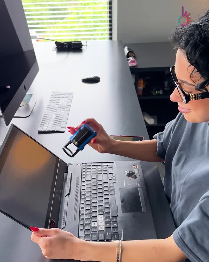 This is how Gen Z handles paperwork 😎📲