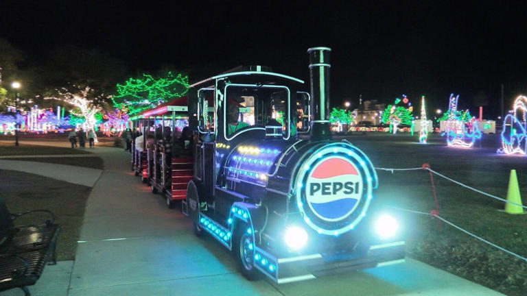 Gulfport Harbor Lights draw Christmas Day crowds