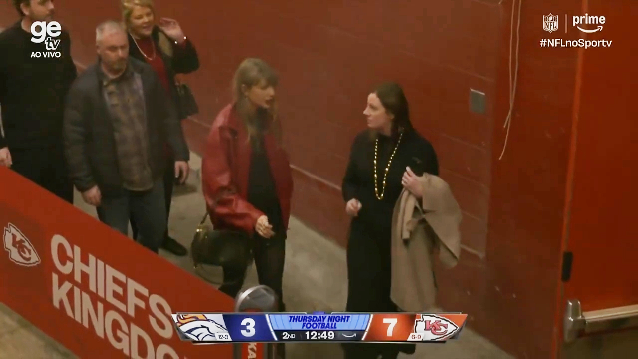 Taylor Swift wears festive red bomber jacket at Chiefs vs. Broncos game ...