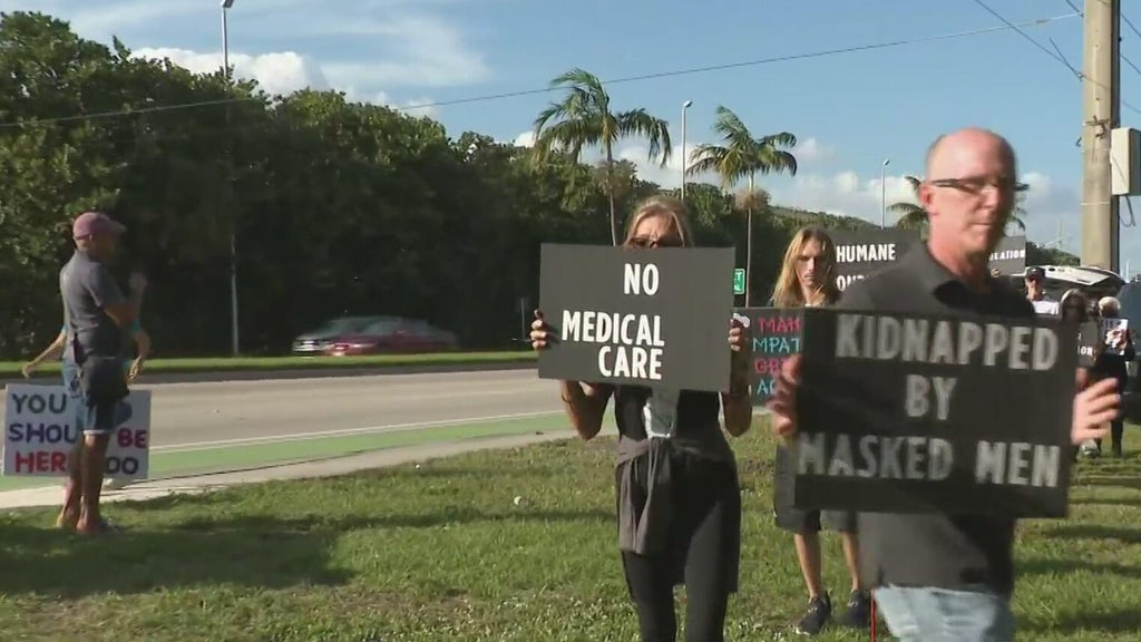 Protesters hold Christmas Day vigil outside Broward immigration ...