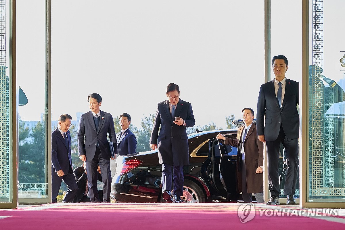 Lee commutes to presidential office for last time before formally ...