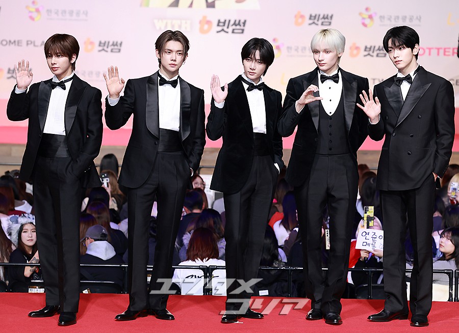 【フォト】TOMORROW X TOGETHER タキシードの着こなしも完璧