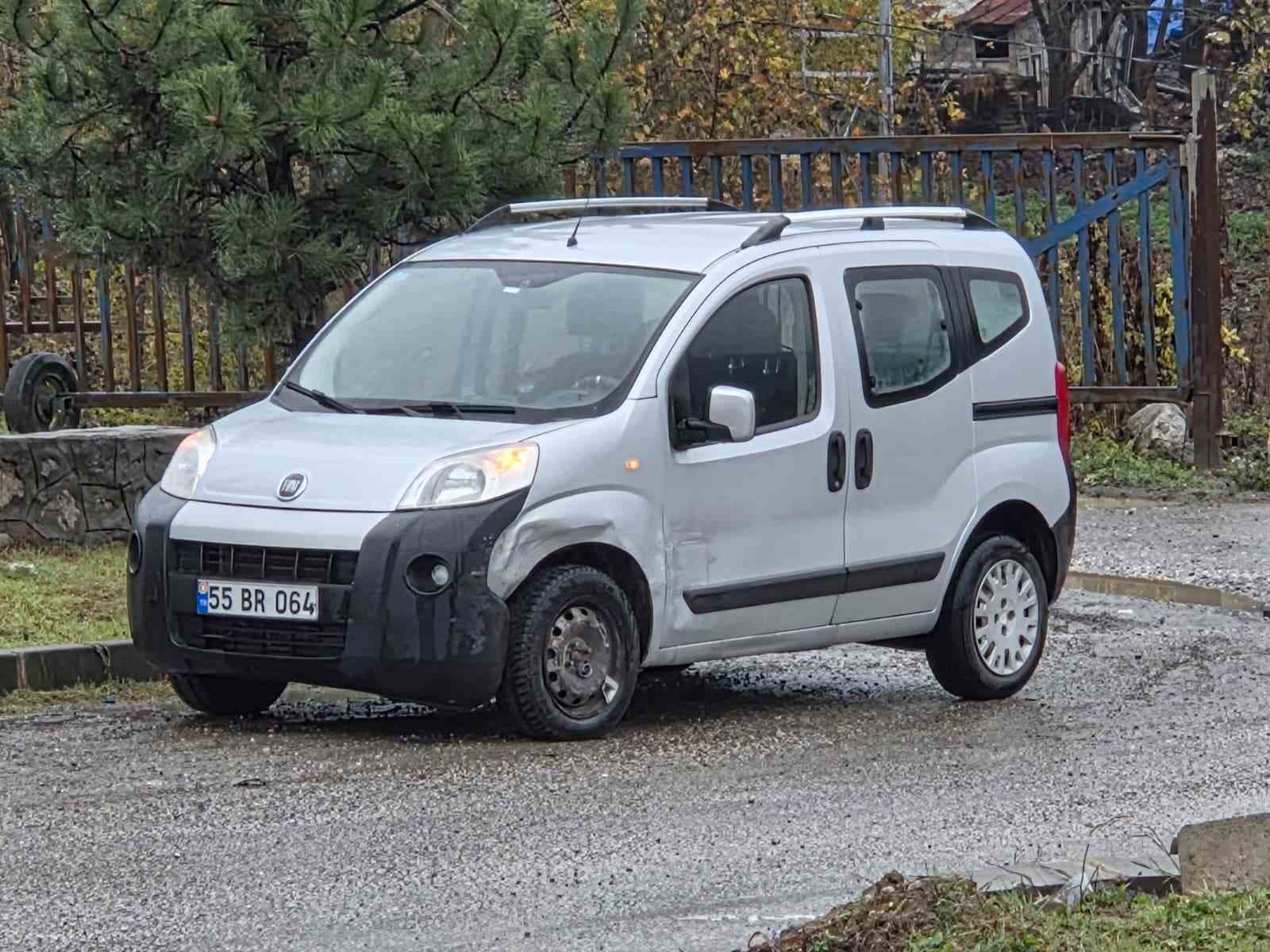 Otomobil ile hafif ticari araç çarpıştı: 2 yaralı