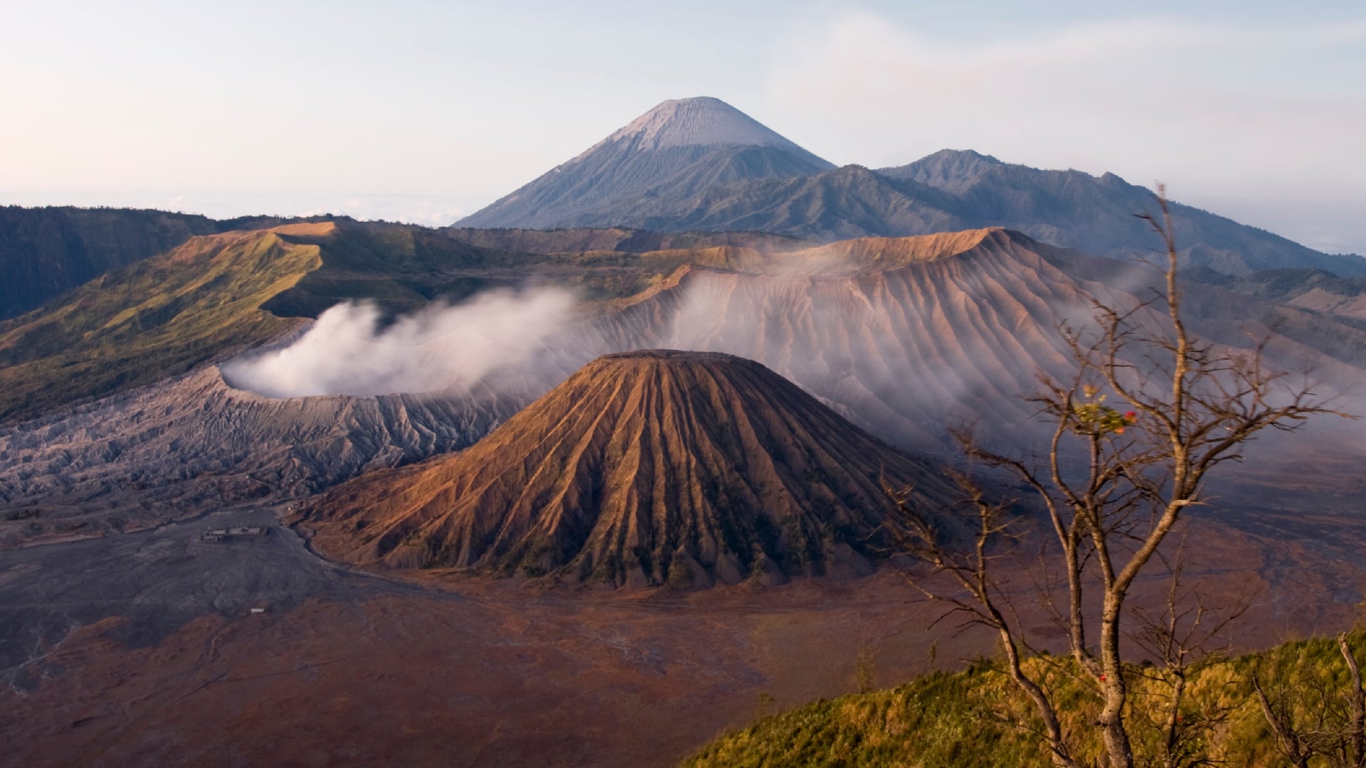 In Indonesia, the most beautiful volcanoes to climb at dawn for a ...