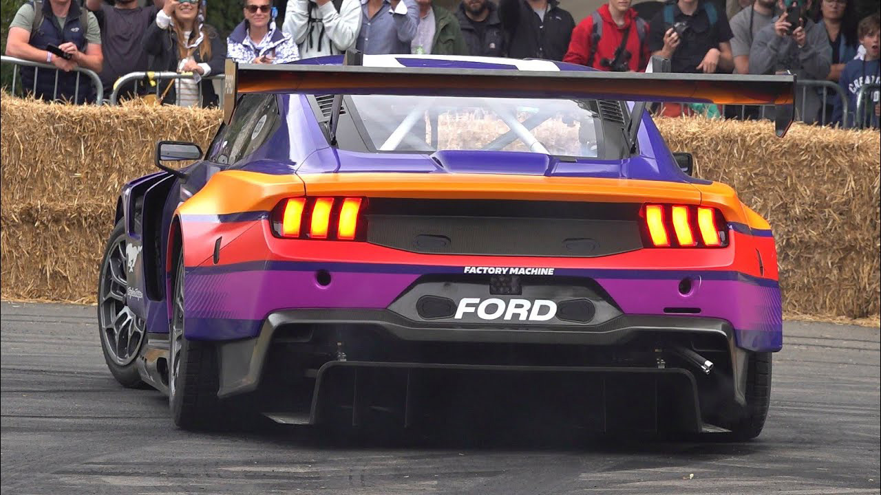 Ford Mustang GT3 glijdt door de bochten