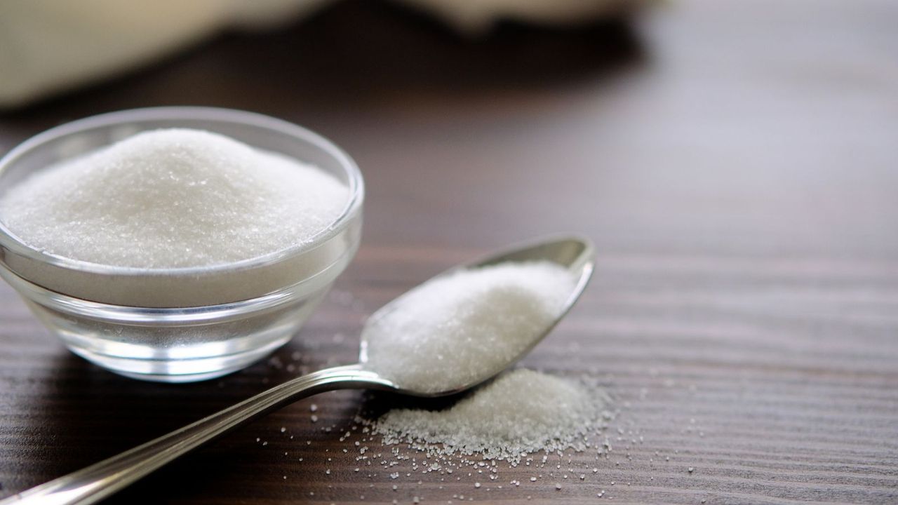 People are sprinkling salt on oven trays while they’re still warm ...